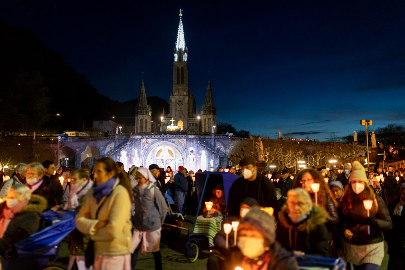 Easter, first procession of the year - Sanctuaire Notre-Dame de Lourdes