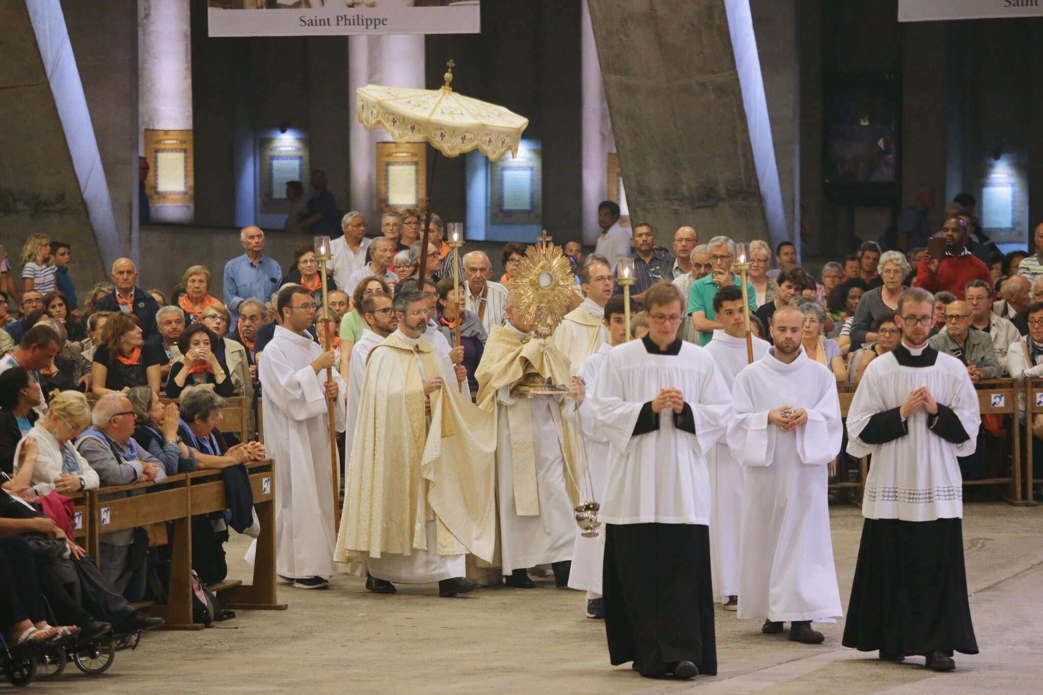 Feast of the Blessed Sacrament in Lourdes - Sanctuaire Notre-Dame de ...
